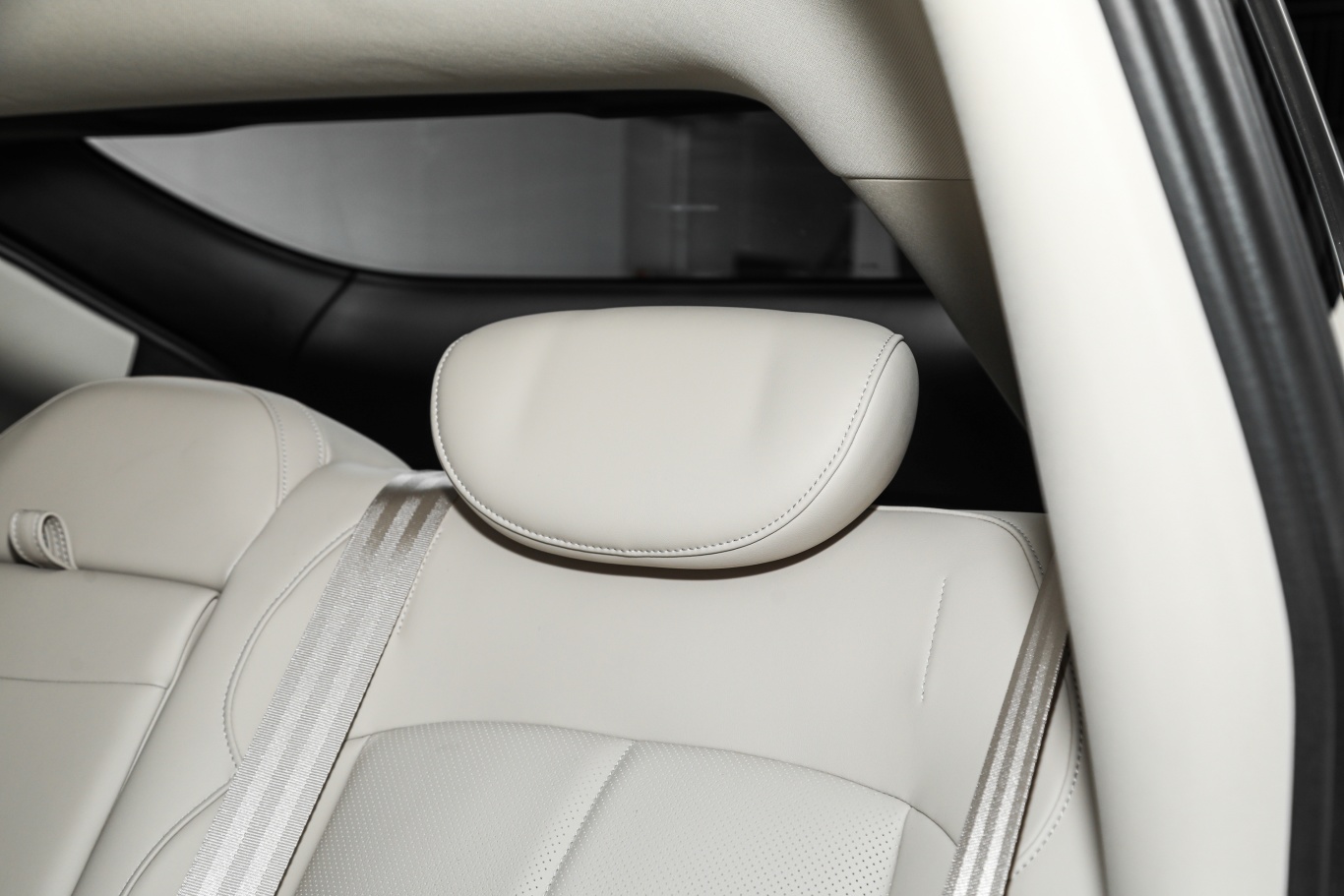 【智己LS6增程版 450km 后驱66 Max+后排空间图片-汽车图片大全】-易车