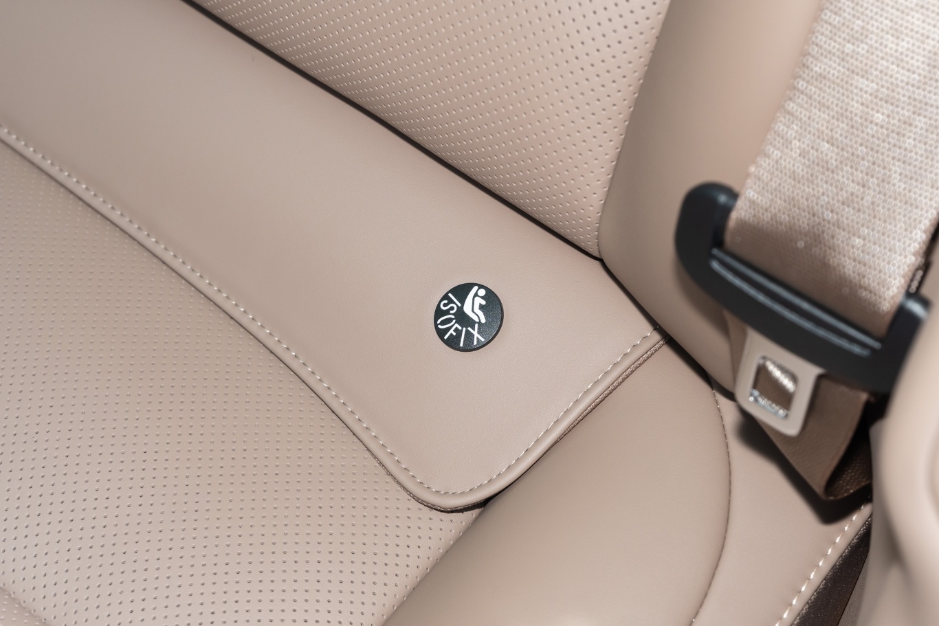 【阿维塔07纯电版 650km 后驱Max+儿童座椅接口图片-汽车图片大全】-易车