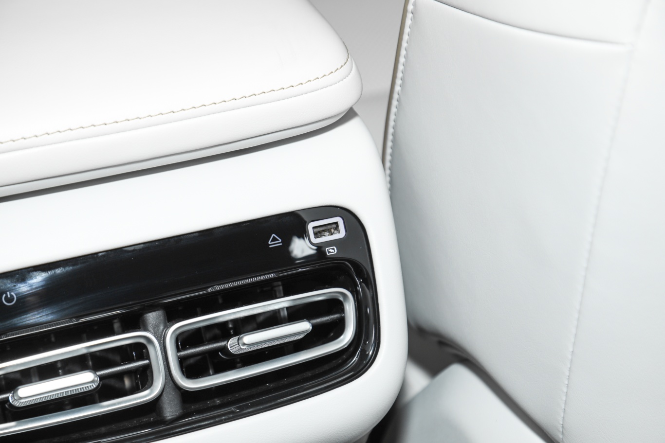 【长安启源A06纯电版 630km 激光Ultra+后排(第二排)充电口图片-汽车图片大全】-易车