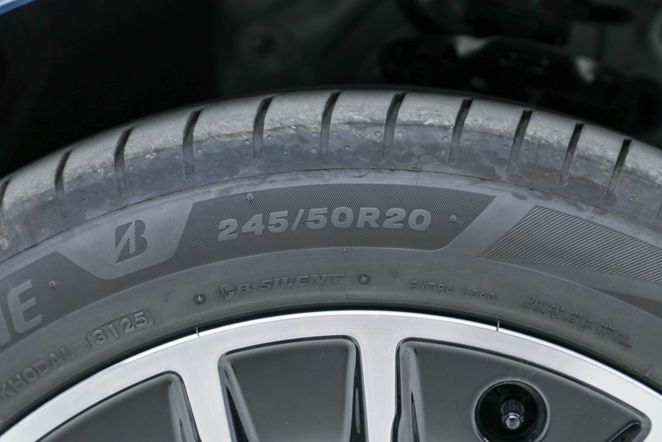 【尚界H5增程版 235km Max前轮胎尺寸图片-汽车图片大全】-易车