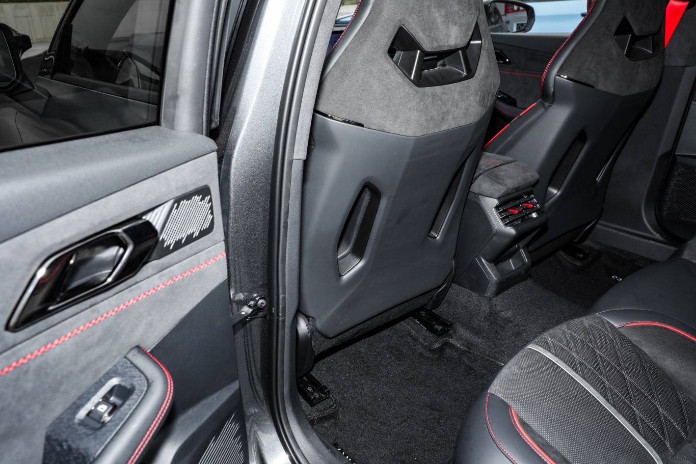 【领克0303+ 2.0T 自动四驱性能进阶版 5座后排功能图片-汽车图片大全】-易车