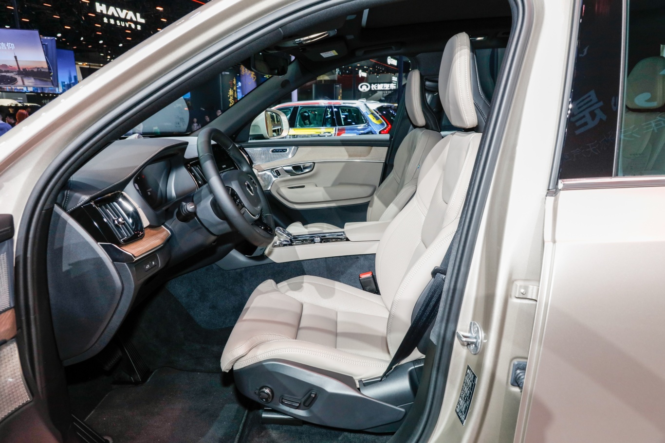 【沃尔沃XC90 插电混动2.0T 84km 智尊豪华版 7座前排图片-汽车图片大全】-易车