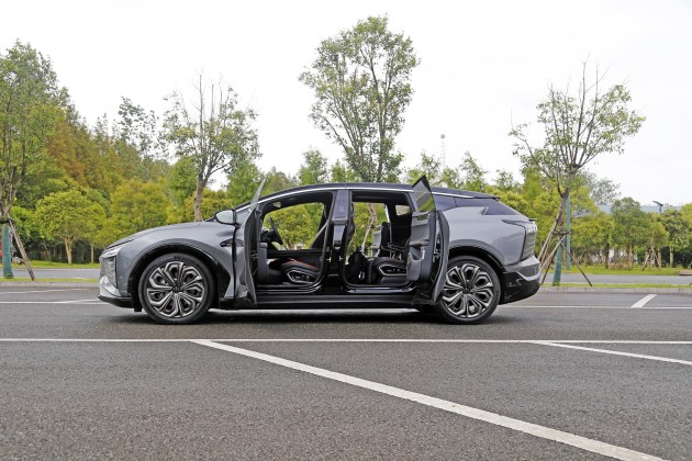 试驾高合HiPhi X NT门！3.9秒！550km！57万起！同级唯一！_易车